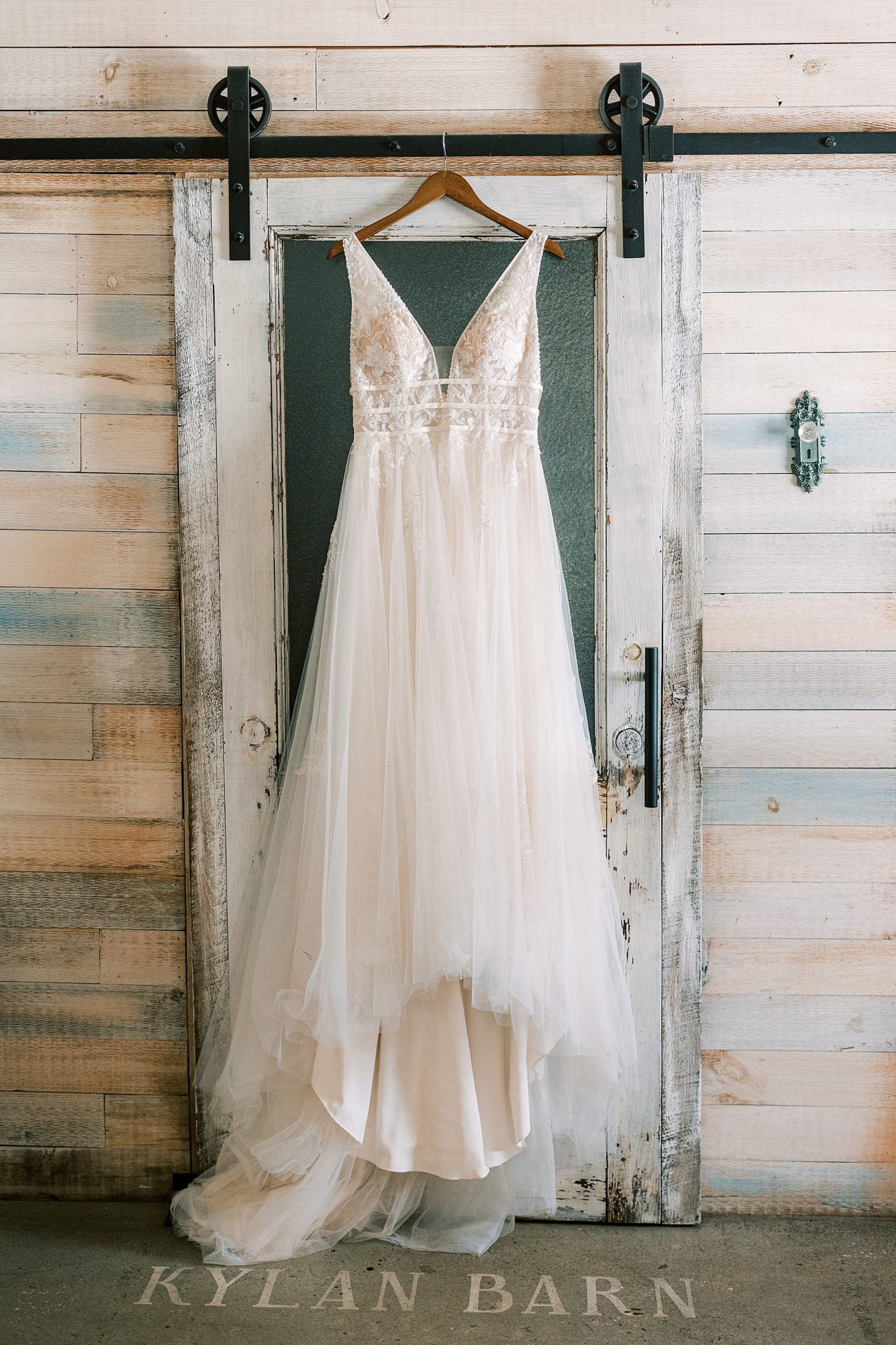 White Barn Wedding Venue | Kylan Barn - Samantha Jay Photography