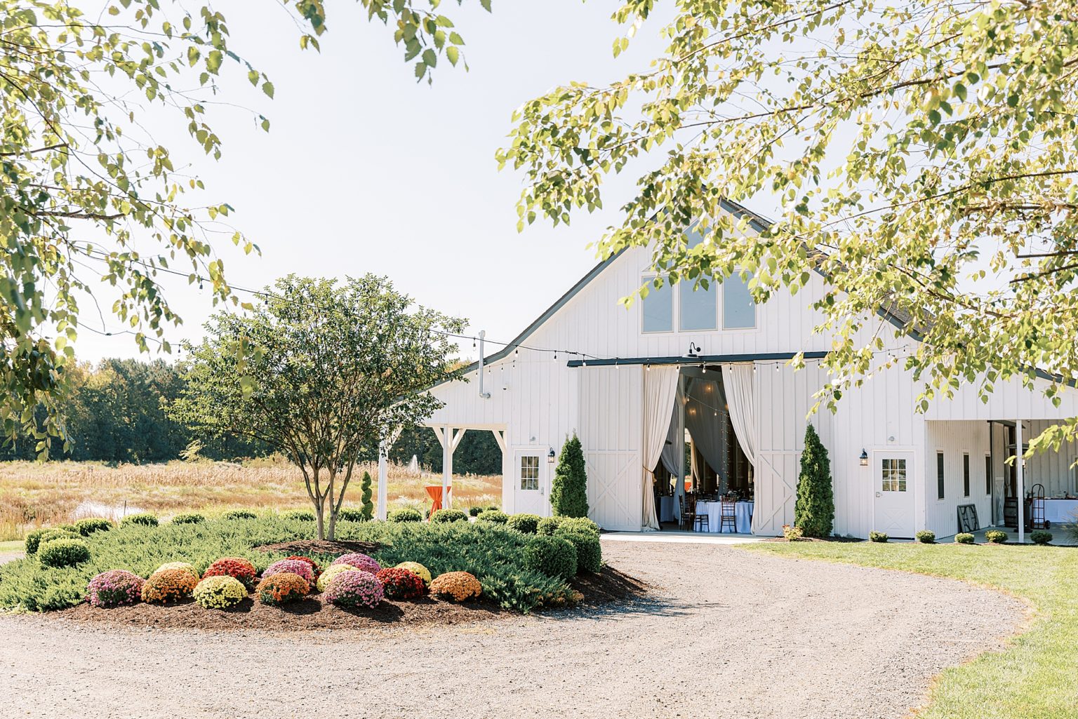 White Barn Wedding Venue | Kylan Barn - Samantha Jay Photography