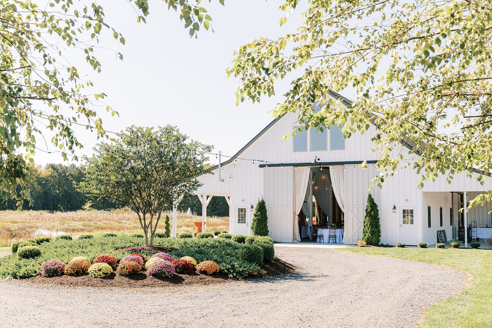 White Barn Wedding Venue | Kylan Barn - Samantha Jay Photography